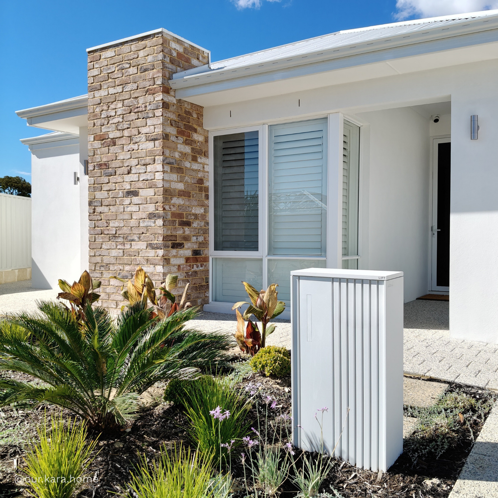 Noosa Extra Wide Parcel Pillar Letterbox - White