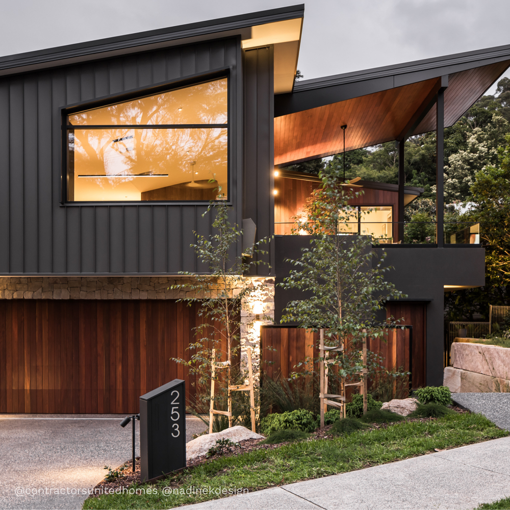 Como Steel Freestanding Parcel Pillar Letterbox